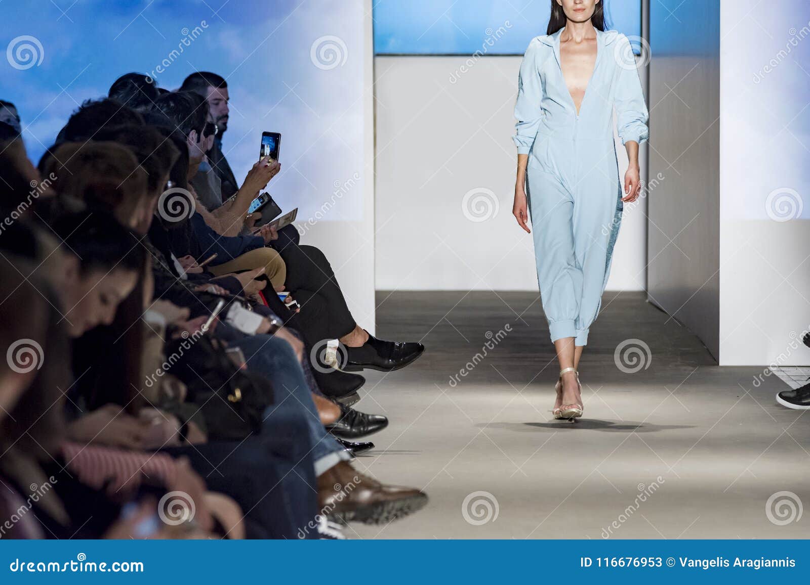 Modelos en desfile de moda foto de archivo editorial. Imagen de ...