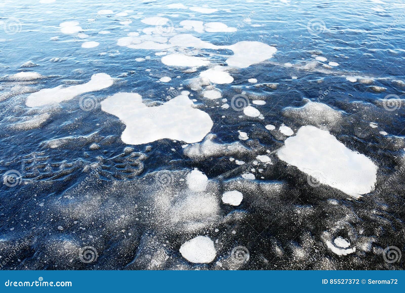 Modelos Hermosos En El Aire En El Hielo Foto de archivo - Imagen de ...