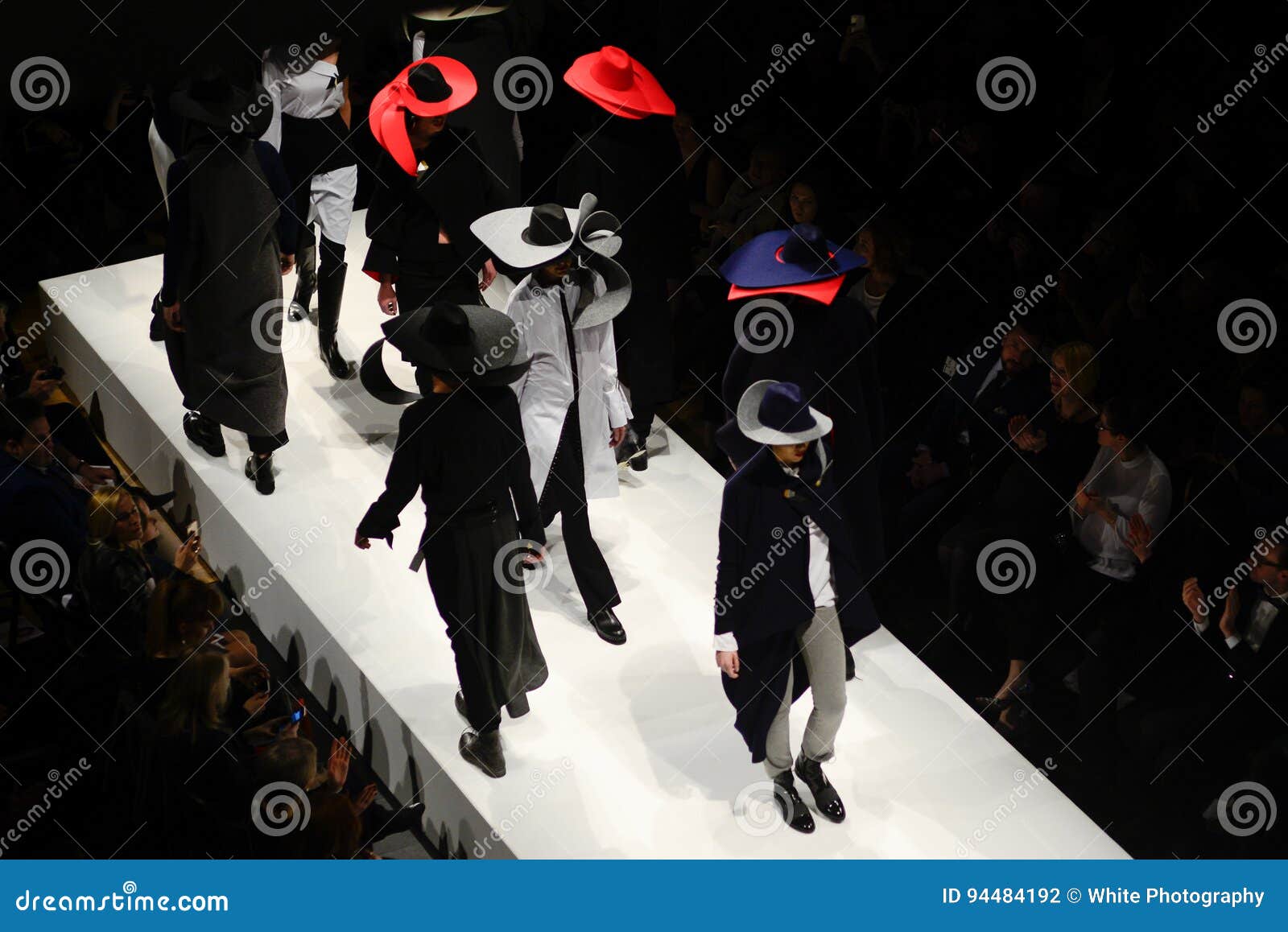 Modelos Na Passarela Durante O Desfile De Moda Fotografia Editorial ...