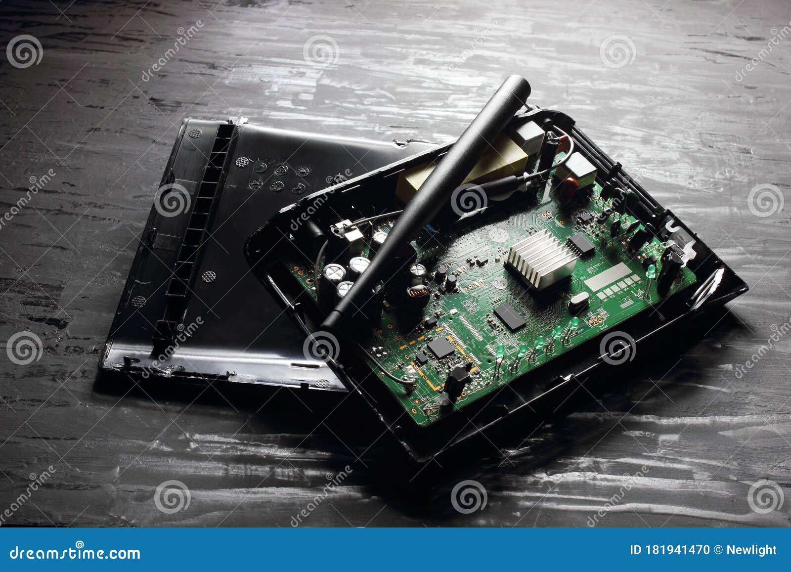 Modem quebrado foto de stock. Imagem de roteador, obsoleto - 181941470