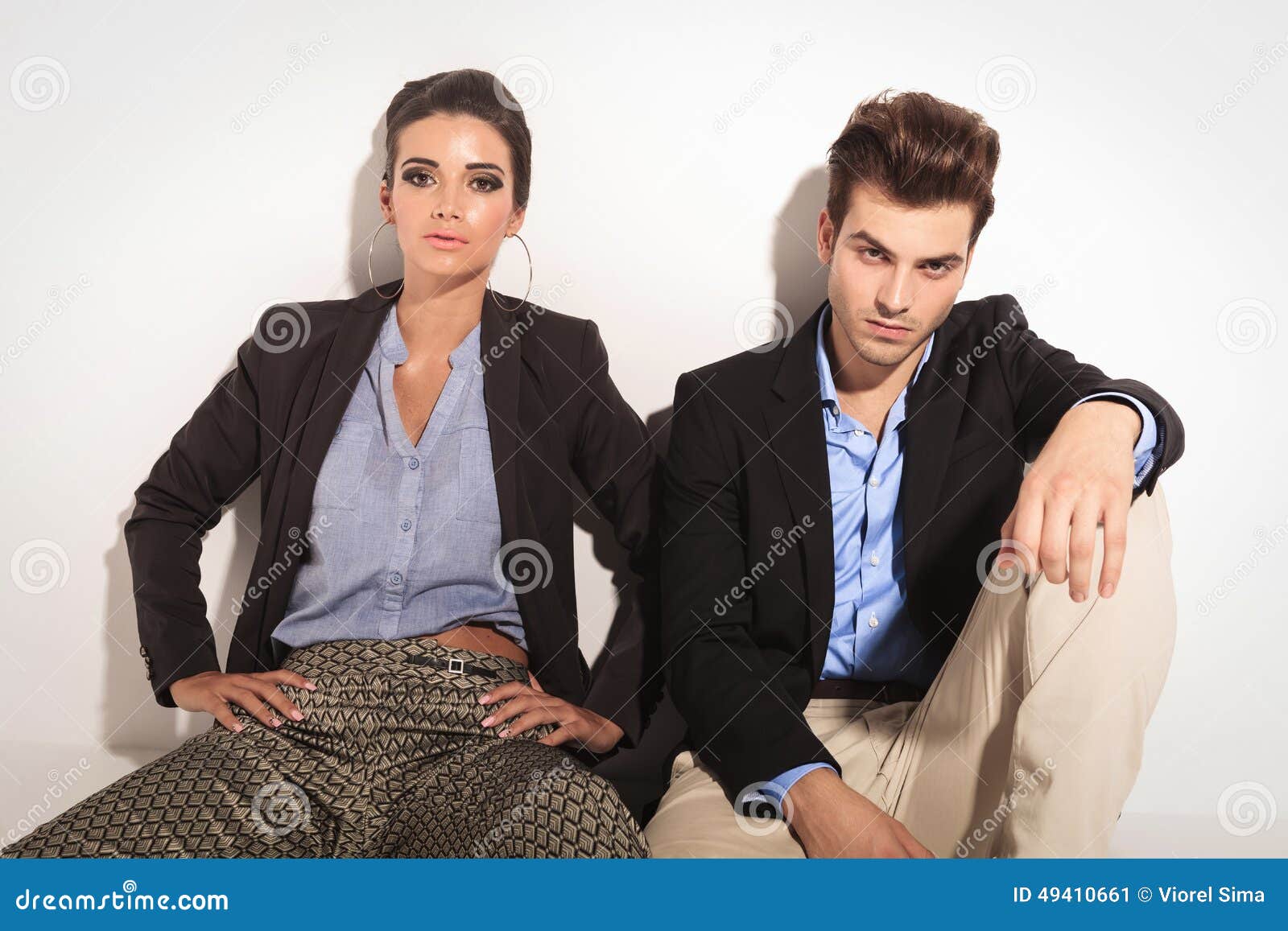 Modepaare, Die Auf Dem Boden Sitzen Stockbild - Bild von frau, männer ...