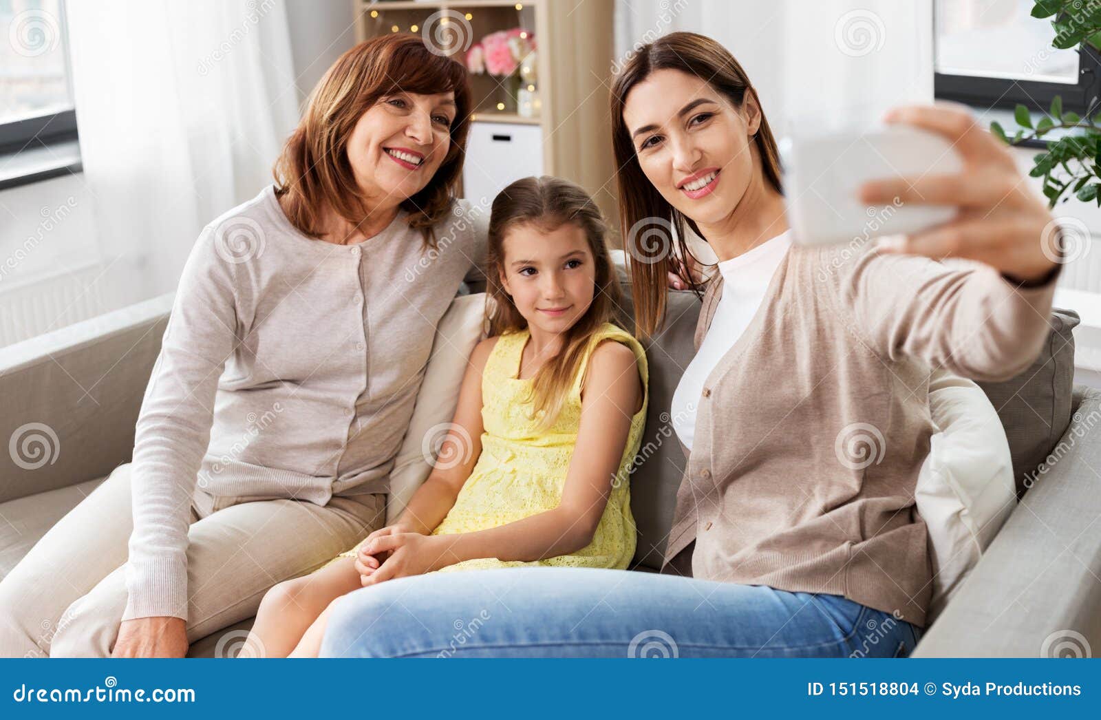 Moder Dotter Och Farmor Som Tar Selfie Arkivfoto Bild Av Barn
