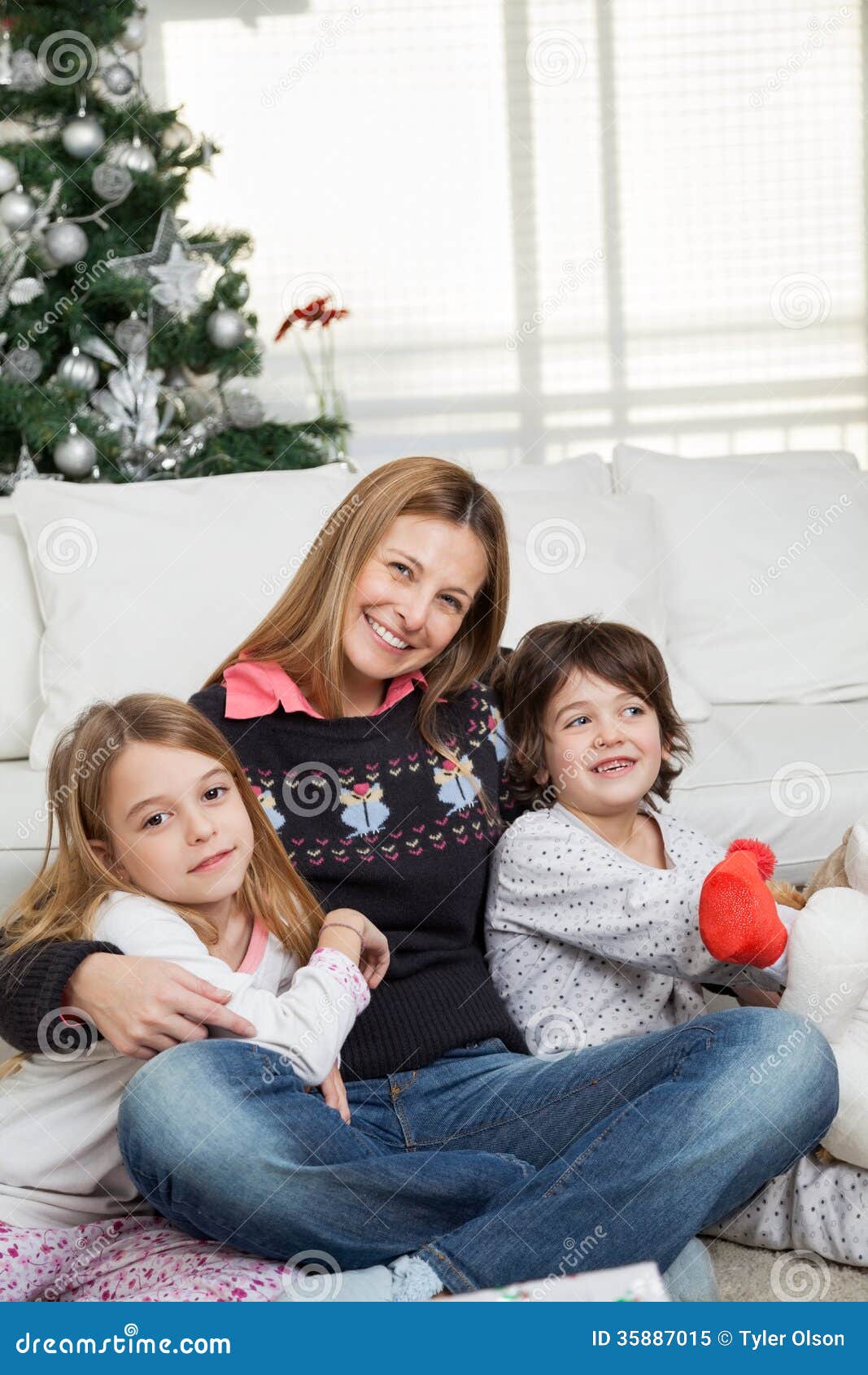 Moder Och Barn Hemma Under Jul Fotografering för Bildbyråer - Bild av ...