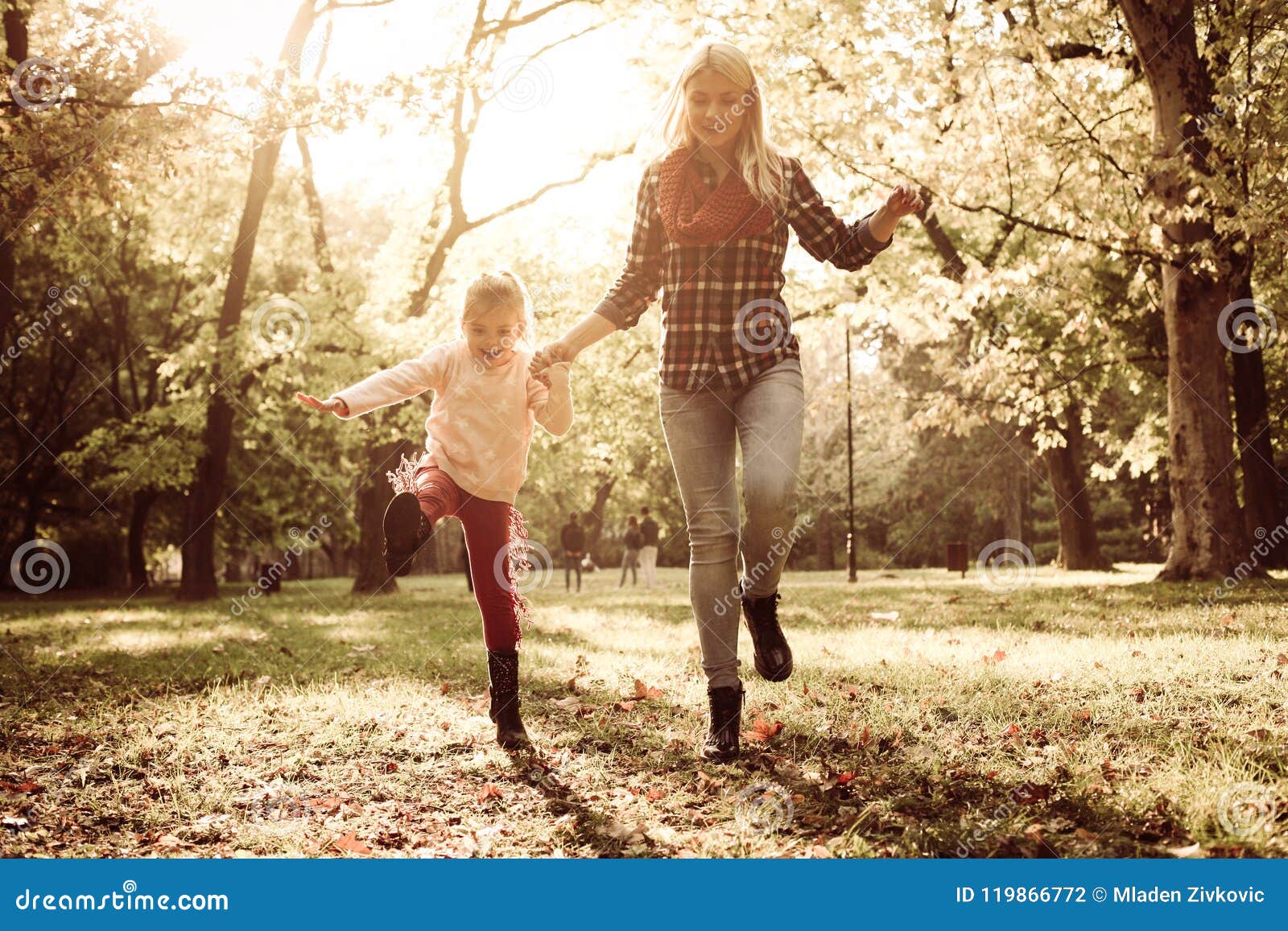 Moder Och Dotter Som Tillsammans Spelar I Skog Arkivfoto Bild Av