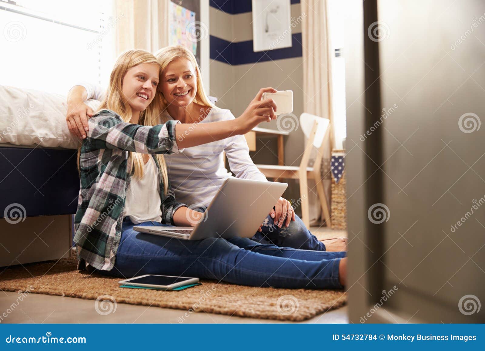 Moder Och Dotter Som Tillsammans Tar Selfie Hemma Arkivfoto Bild Av