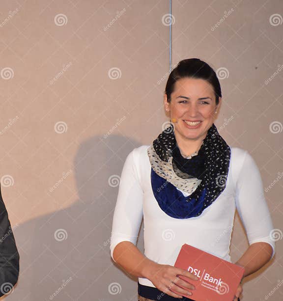 Moderatorin Julia Bauer foto de stock editorial. Imagem de apresentador ...