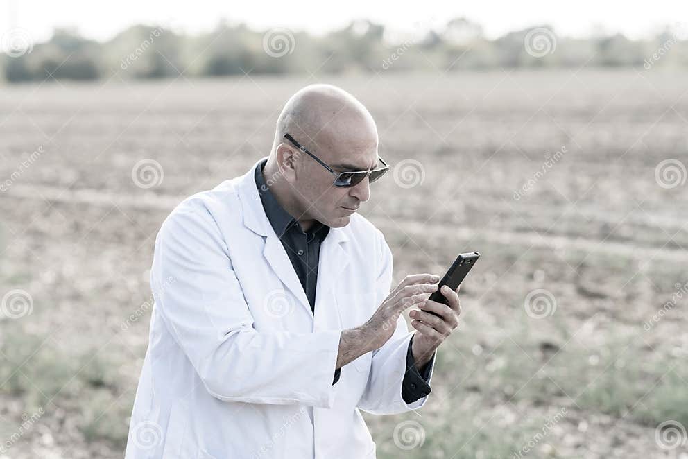 Agronomist at work editorial photography. Image of agronomist - 126008302