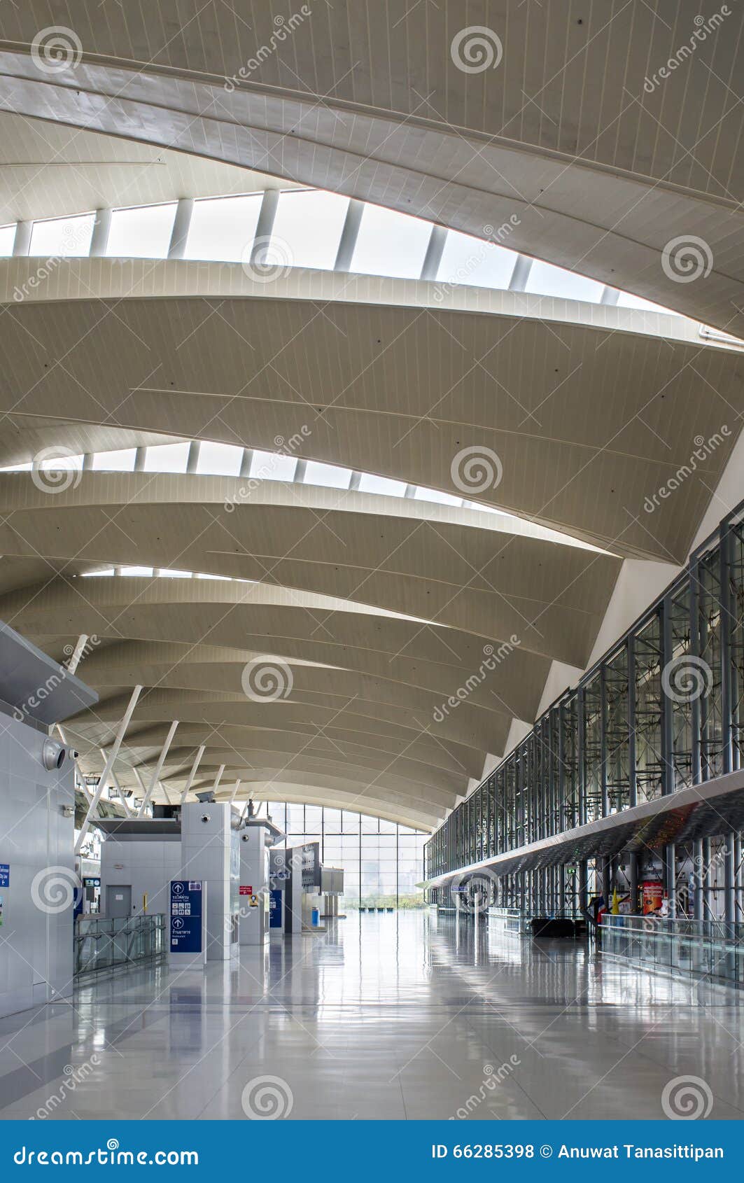 Modern Airport Terminal Interior Stock Photo - Image of mirror, inside ...