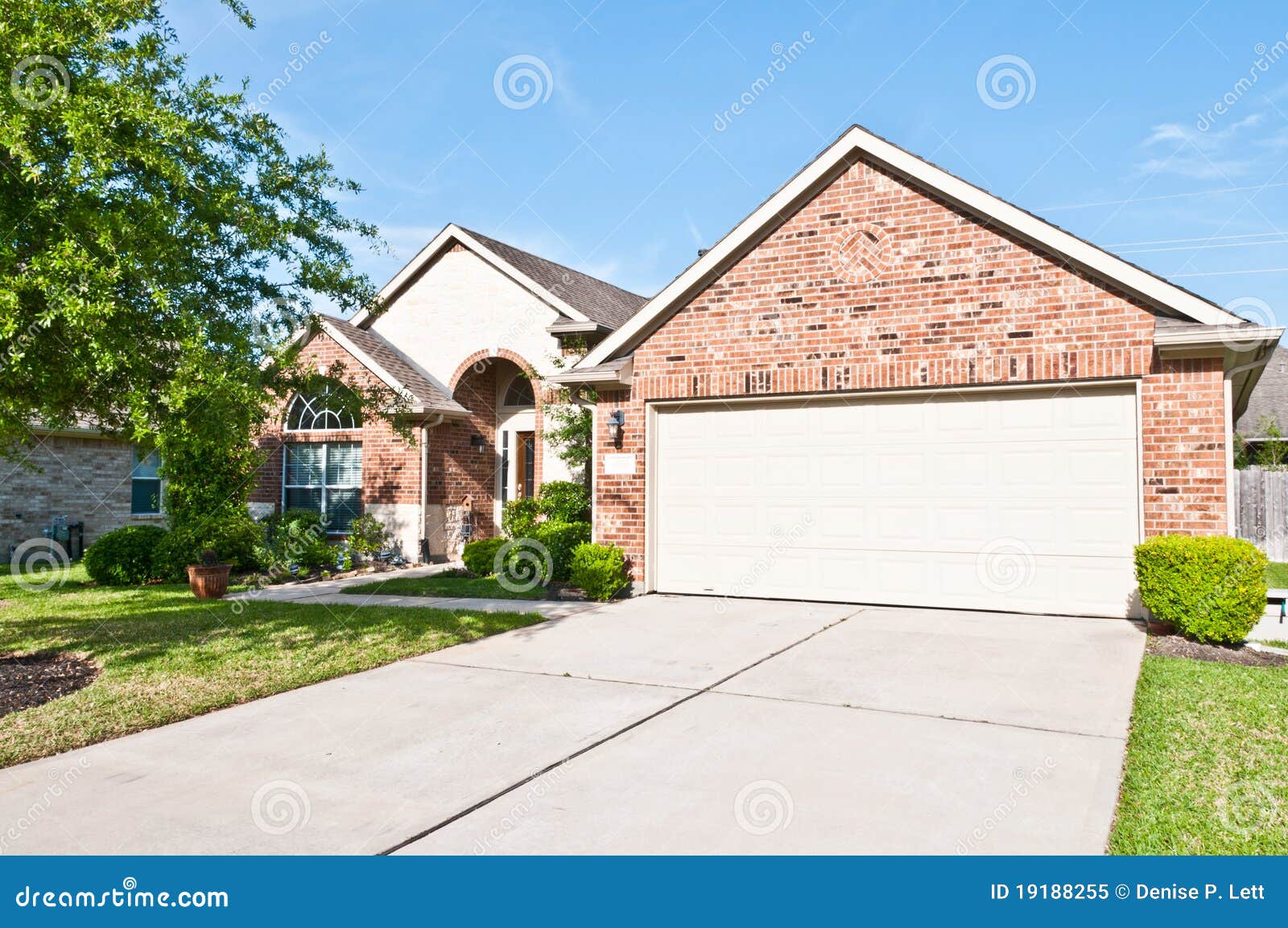 Modern American Home stock image. Image of landscaping - 19188255