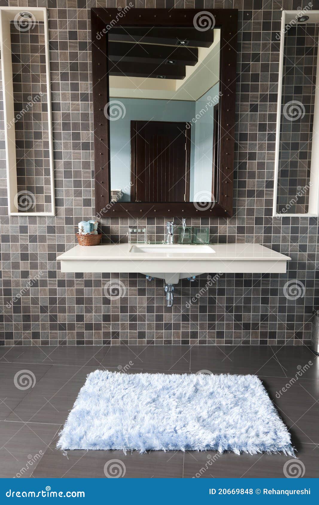 Modern badrum arkivfoto. Bild av korgar, inre, arkitektur - 20669848