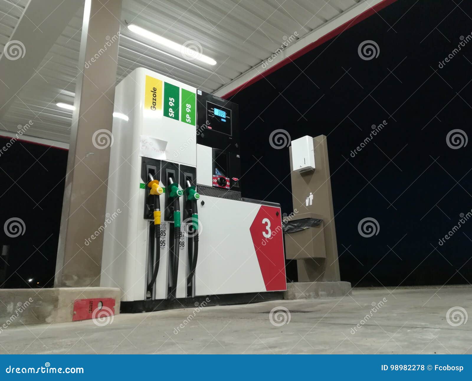 Modern Benzinestation in Frankrijk Redactionele Stock Foto - Image of ...