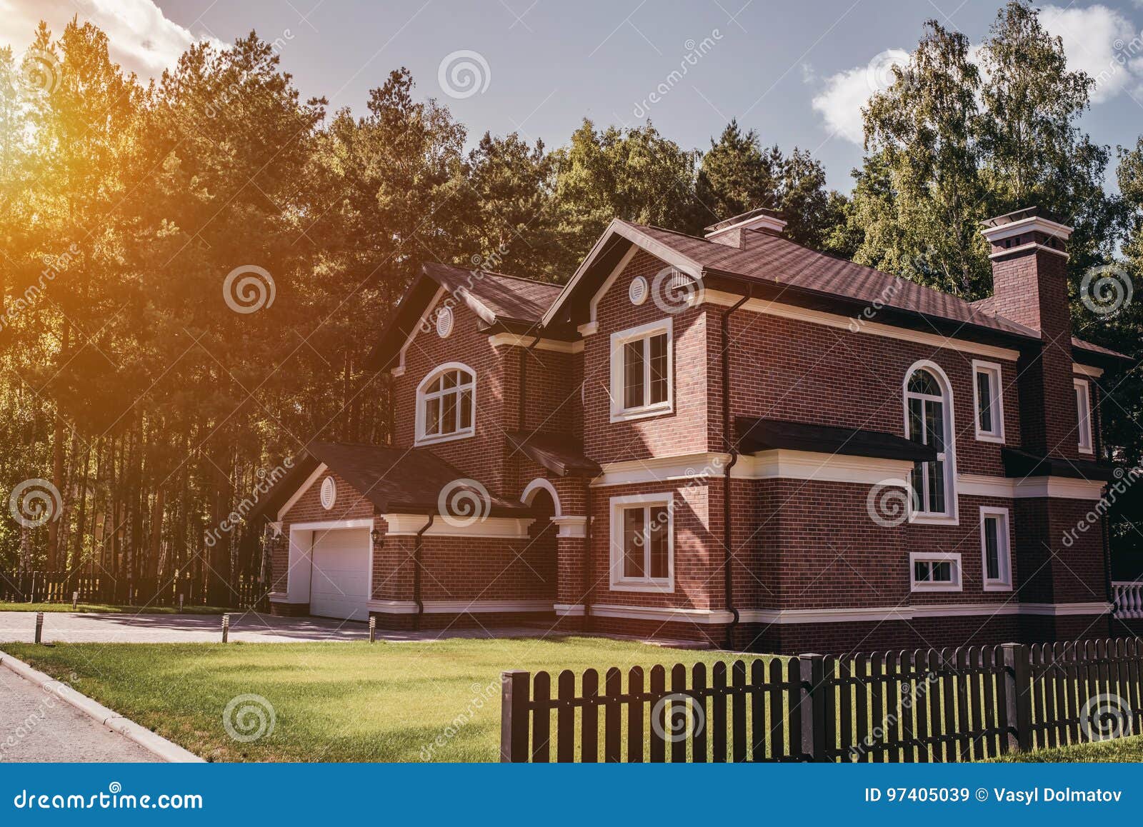 Modern country house stock image. Image of accommodation - 97405039