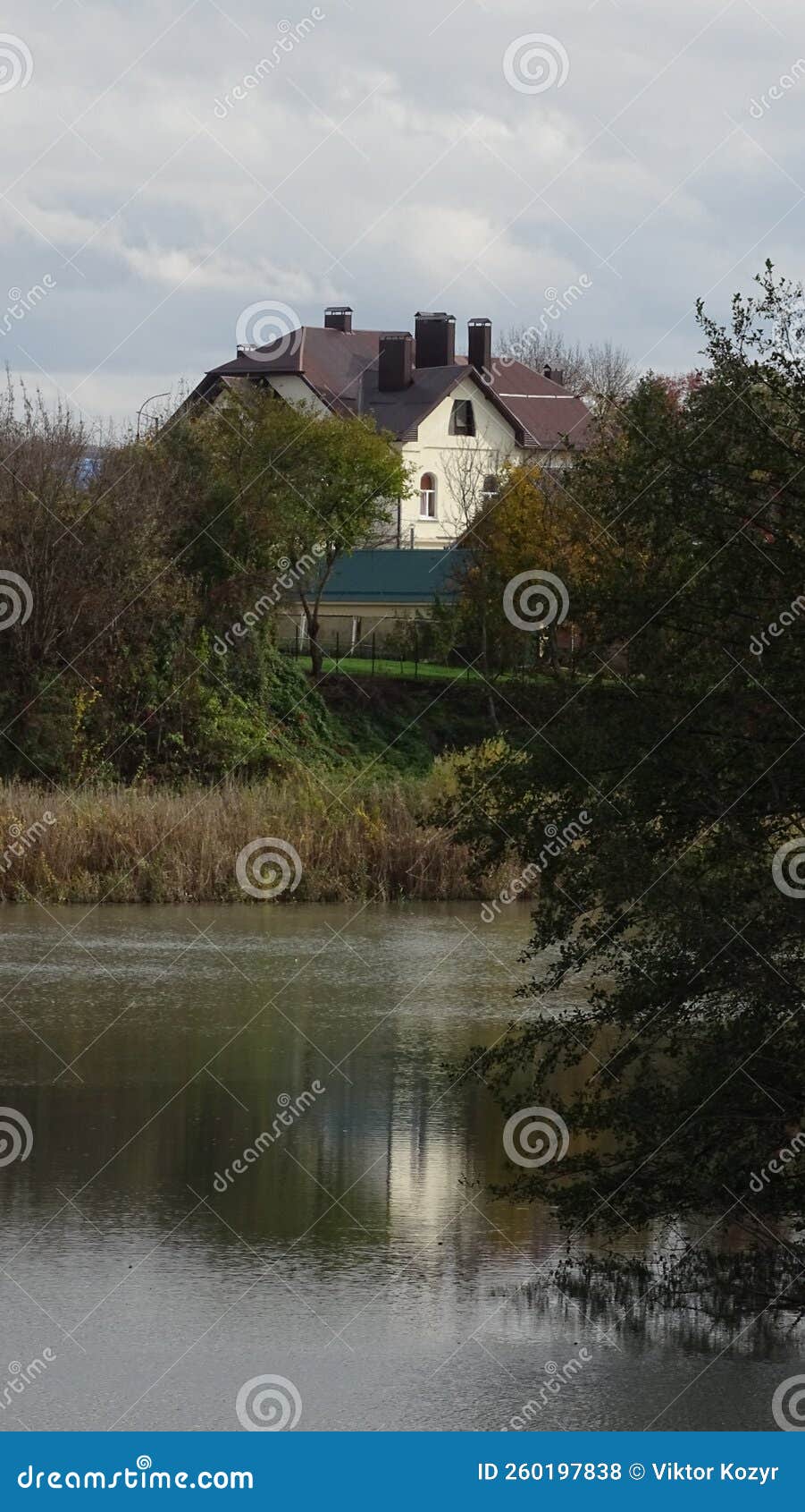 Modern Country House on the River Bank with Reflection in the Water ...