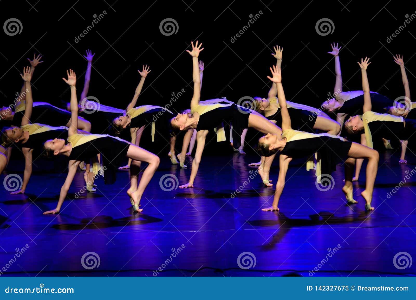 Modern Dance Team Performance Editorial Image - Image of hands, stage ...