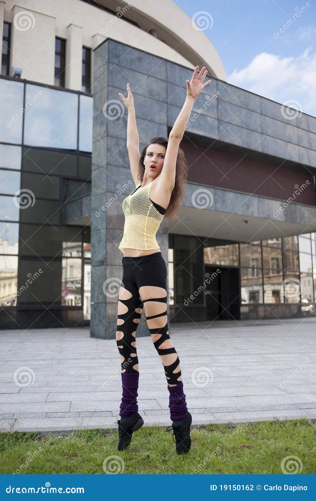 Modern dancer on pointe stock photo. Image of body, female - 19150162