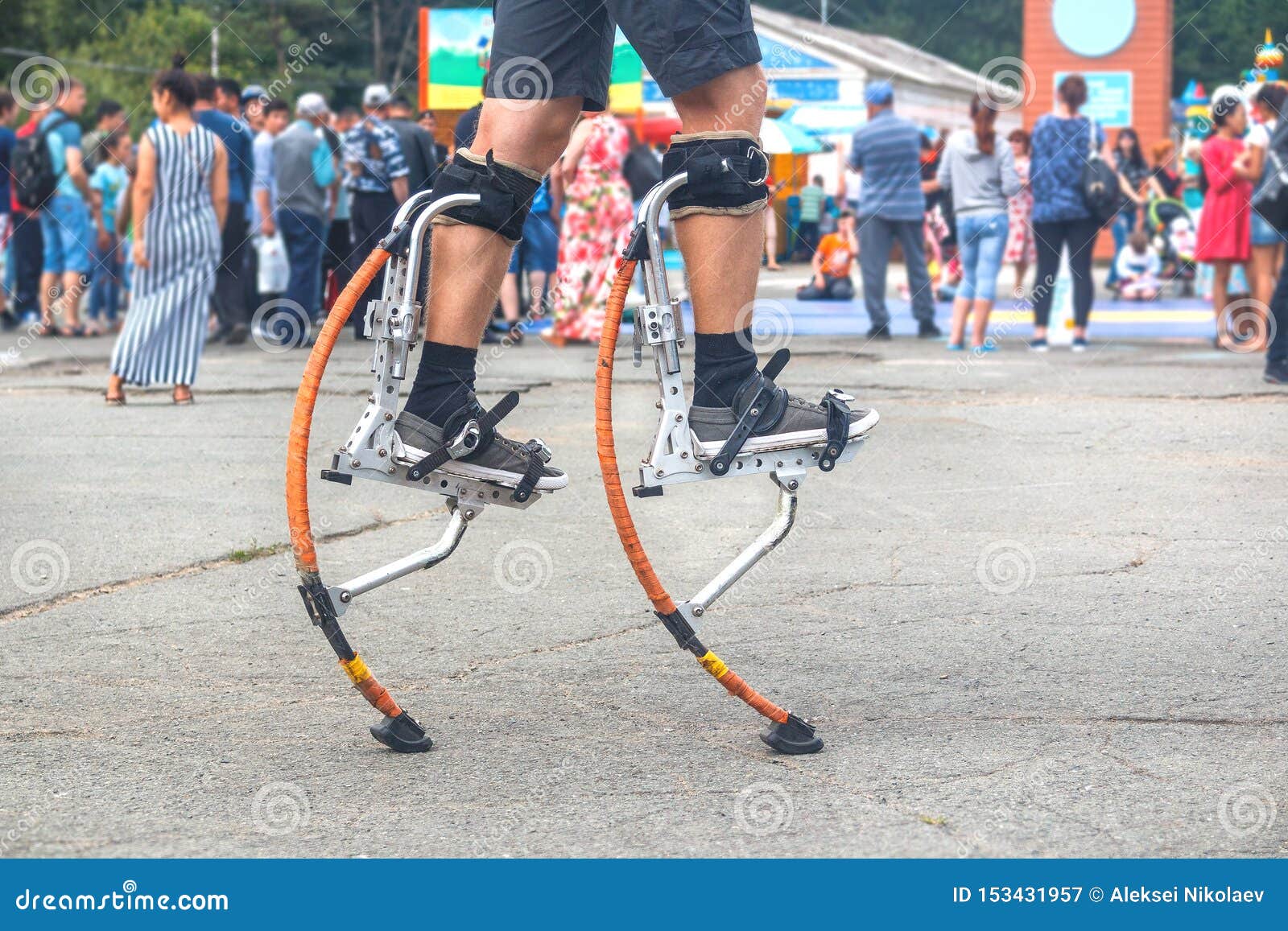 Modern De Jeugdvermaak - Het Springen Stelten Redactionele Fotografie ...