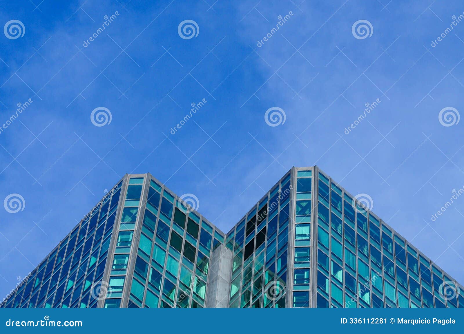 Modern Glass Skyscraper with Reflective Windows and Blue Sky Stock ...