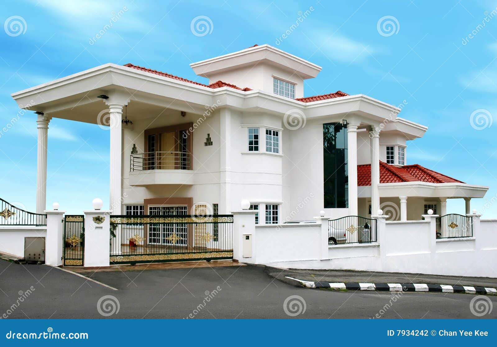 Modern groot huis stock foto. Image of portiek, achtergrond - 7934242