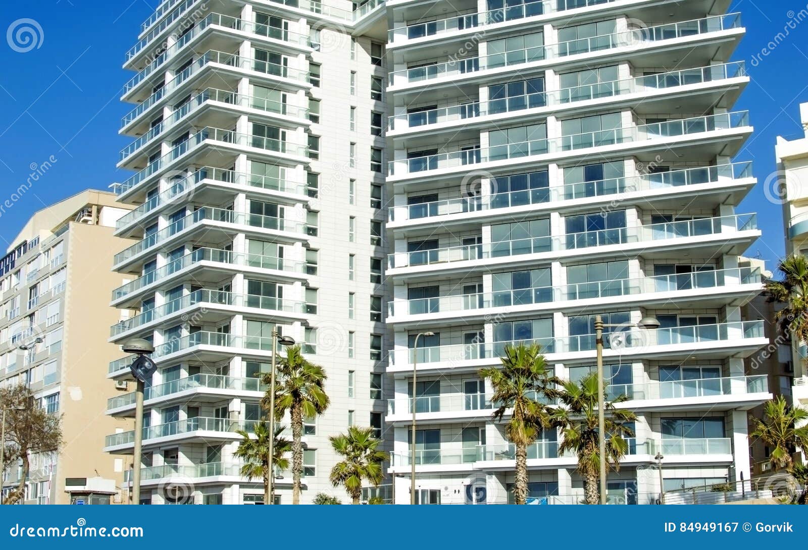Modern high-rise hotel stock afbeelding. Image of buiten - 84949167