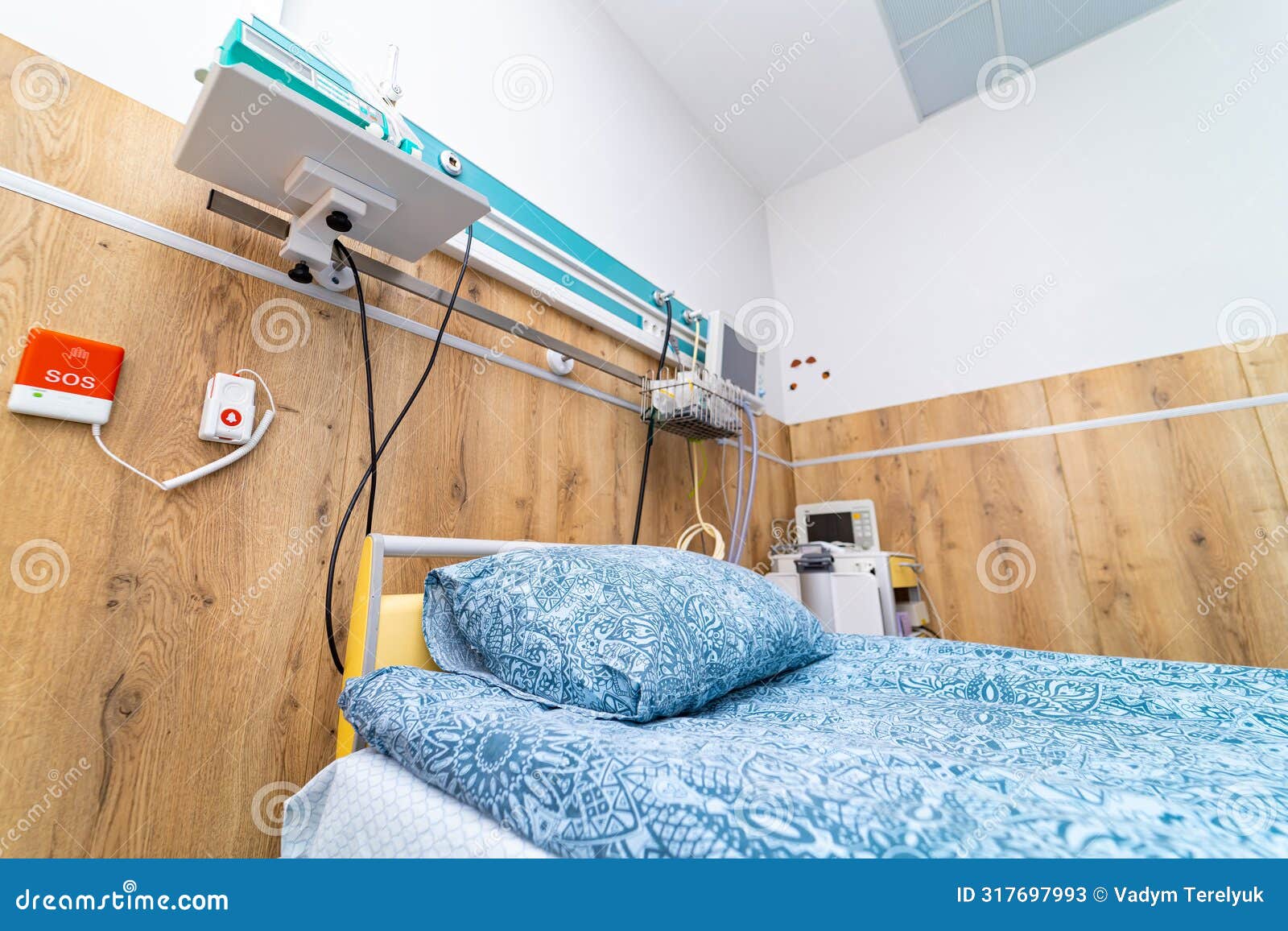 Modern Hospital Recovery Room. Empty Comfortable Ward Interior Stock ...