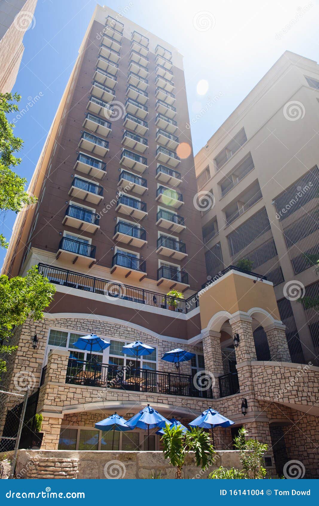 Modern hotel stock foto. Image of buitenkant, architecturaal - 16141004