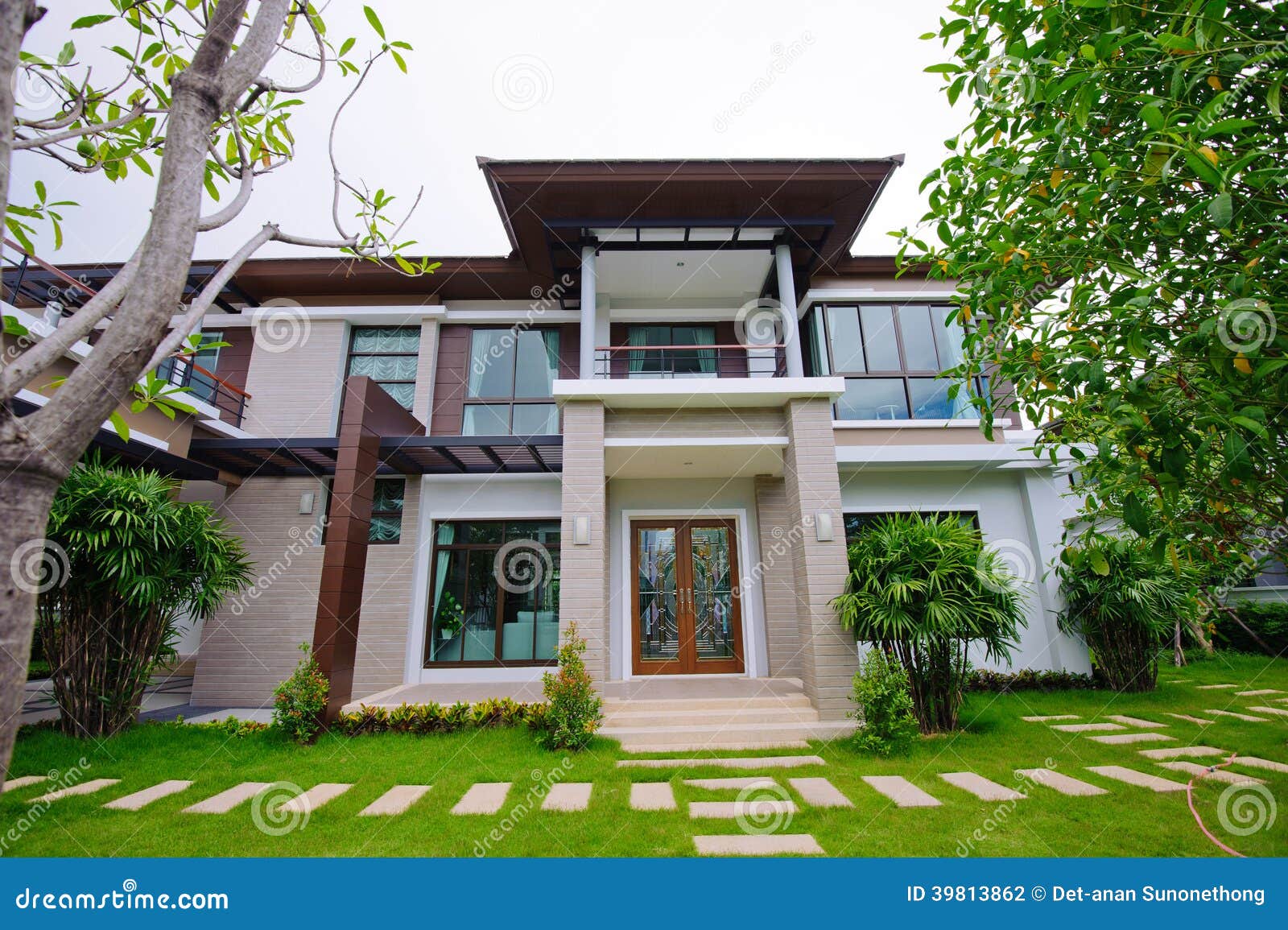 Modern house and garden stock photo. Image of grass, green - 39813862