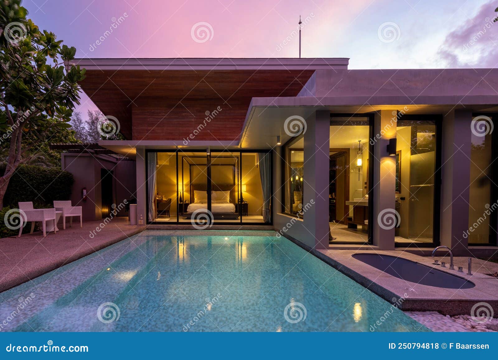 Modern House with a Swimming Pool, Modern Pool Villa at the Beach Stock ...