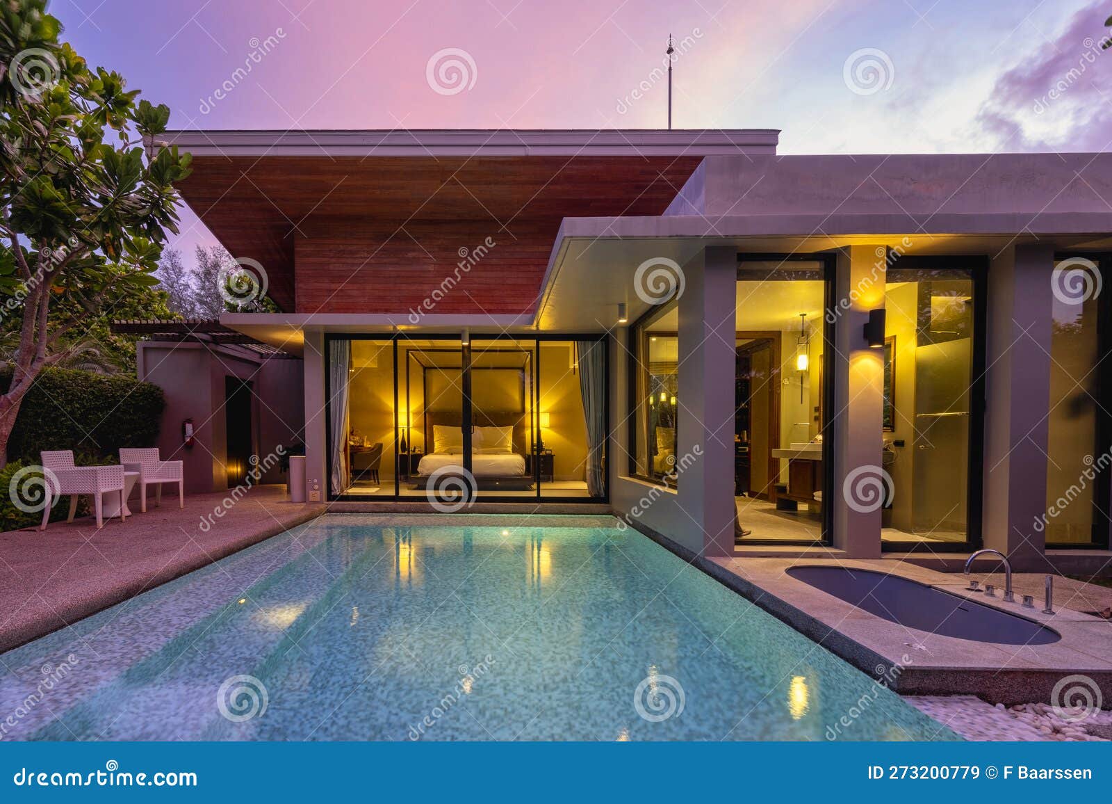 Modern House with a Swimming Pool, Modern Pool Villa at the Beach Stock ...