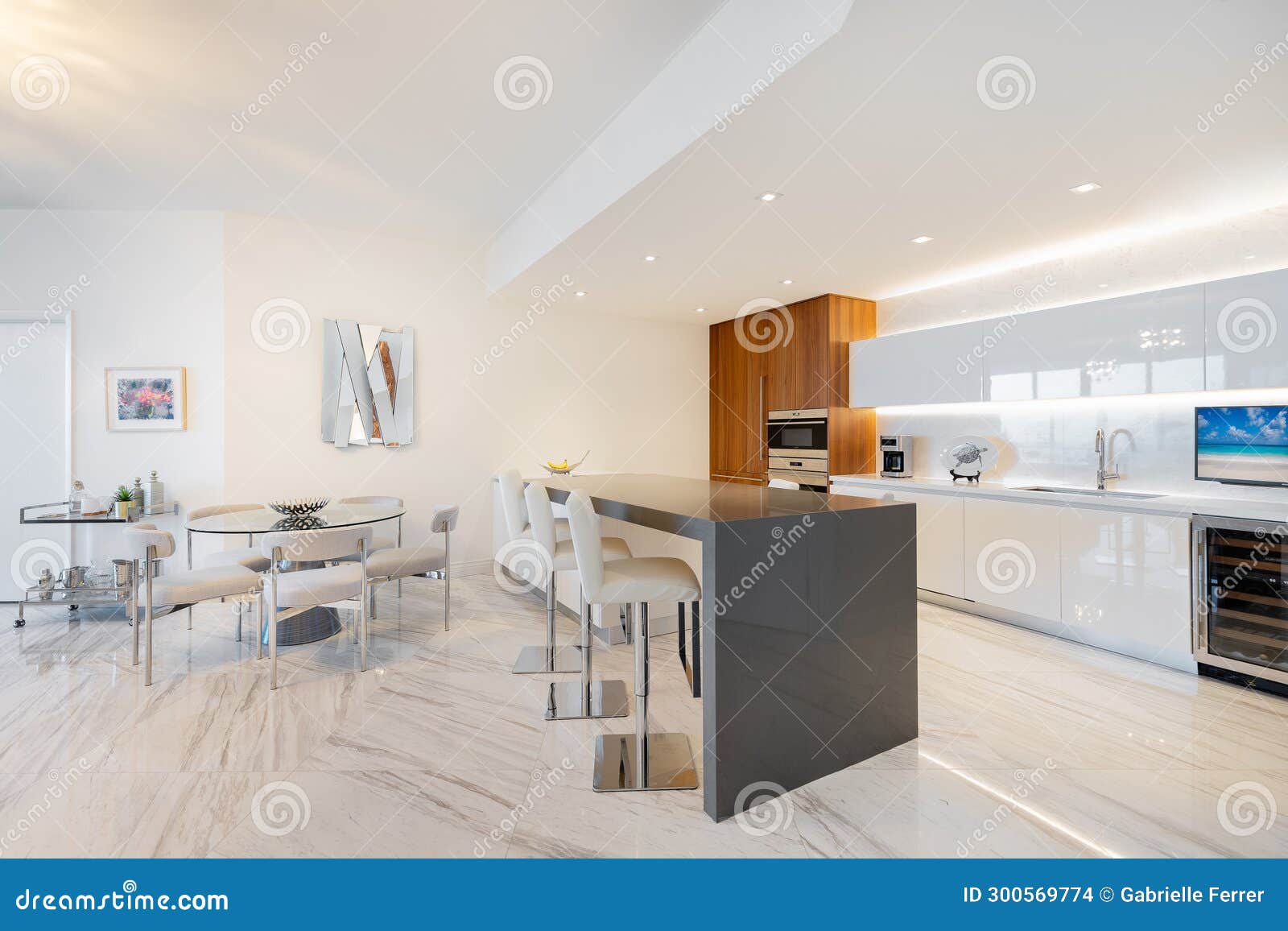 Modern Kitchen in Florida, Howcasing Modern Architectural Design ...