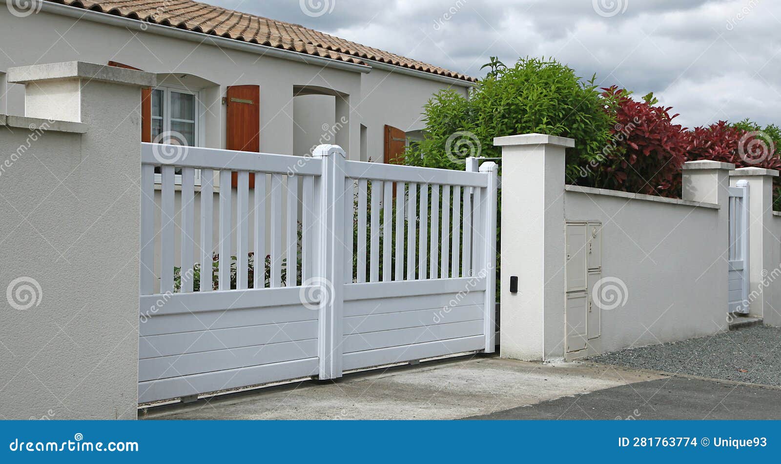 Modern-looking White Aluminium Gate Stock Photo - Image of aluminium ...