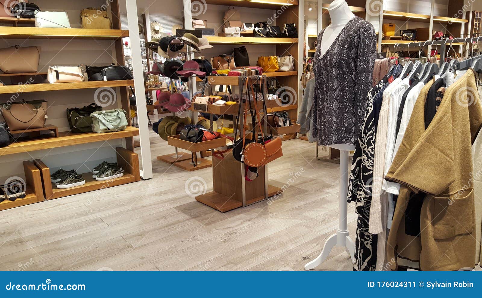 Modern Modeinterieur Van Kledingwinkel in Winkelcentrum Stock ...