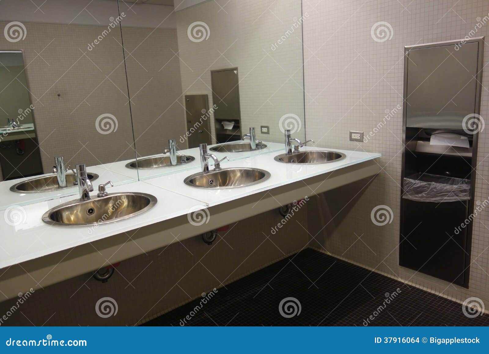 Modern Openbaar Toilet stock foto. Image of spiegels - 37916064