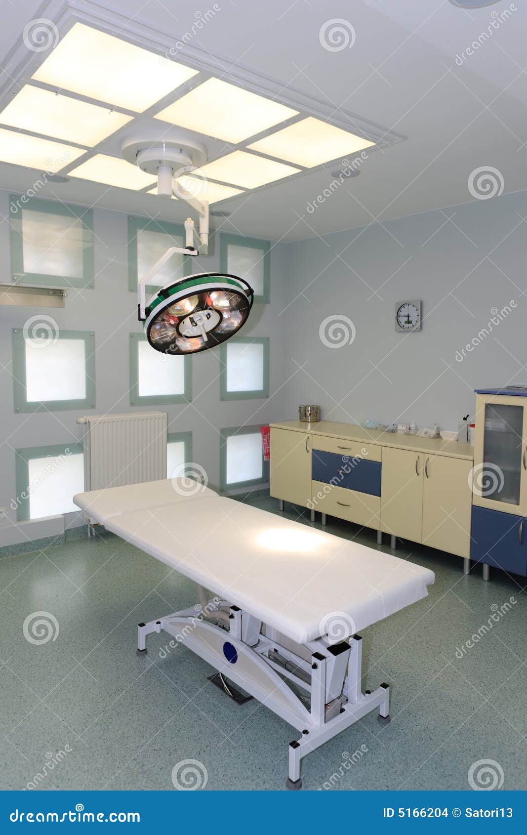 Modern Operating Room With X-ray Medical Scan, Operating Table, Special ...