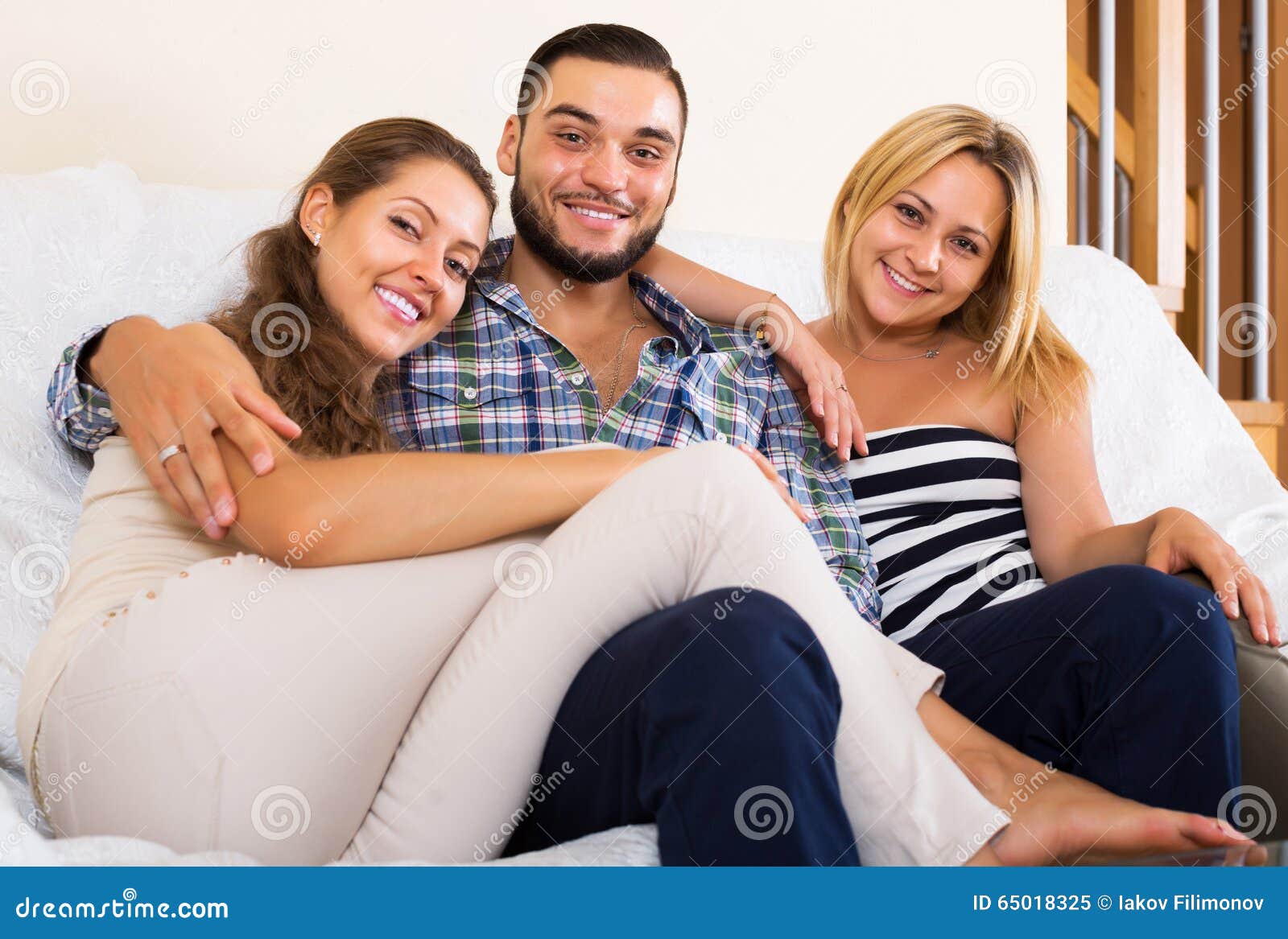 Modern polygam familj fotografering för bildbyråer. Bild av män - 65018325