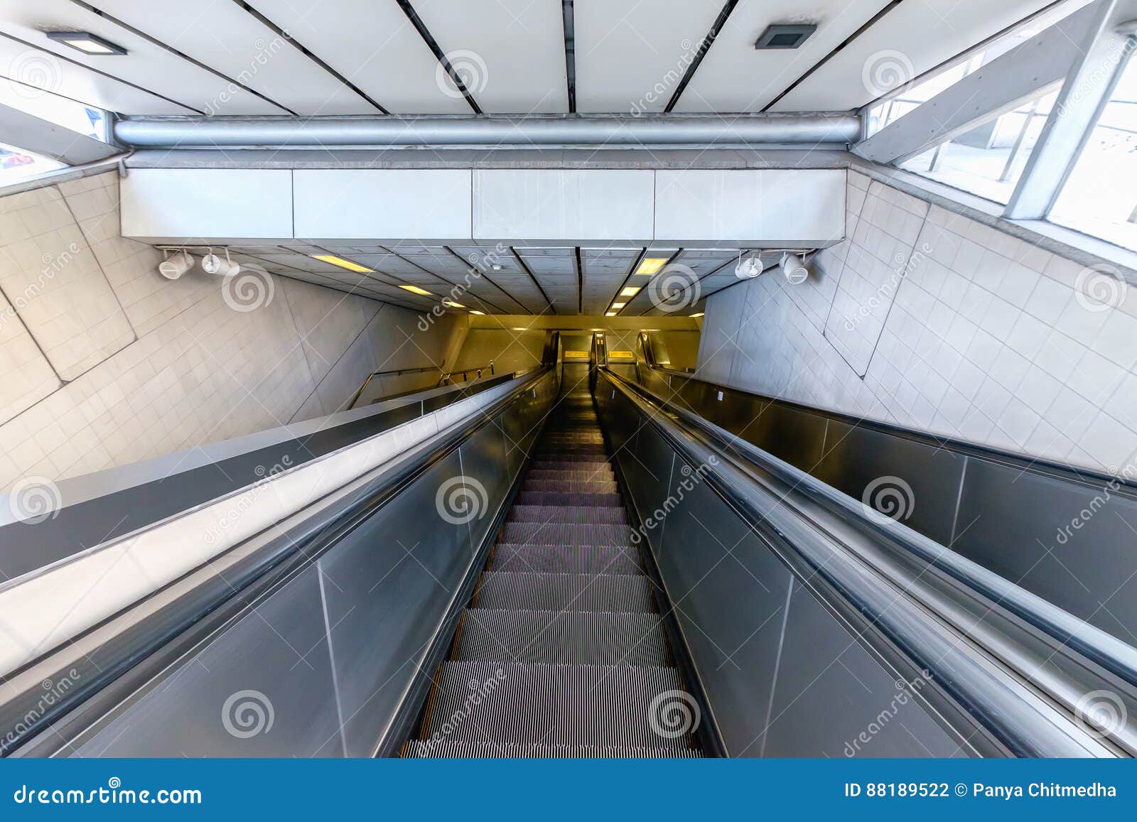 Modern rulltrappa arkivfoto. Bild av arkitektur, tunnelbana - 88189522