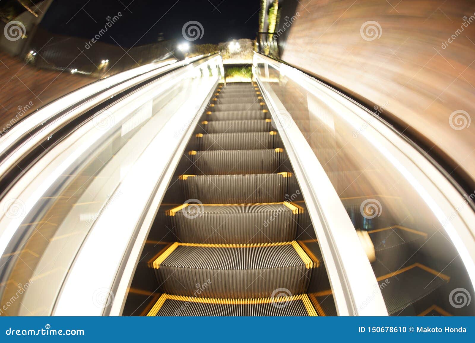 Modern rulltrappa arkivfoto. Bild av stigning, lättheter - 150678610