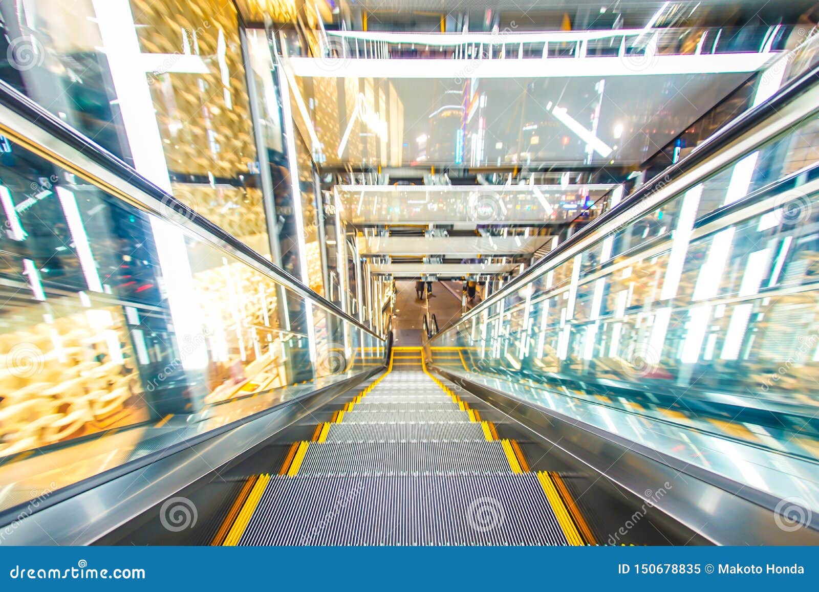 Modern rulltrappa fotografering för bildbyråer. Bild av grupp - 150678835