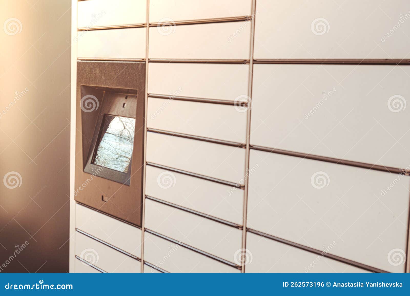 Modern Shopping Locker Bar Code Reader For Skans Qr Code On Mobile Phone Self Service Locker