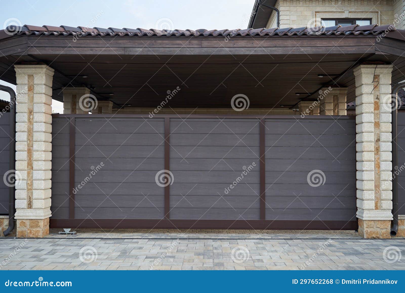 Modern Side Sliding Gates with Canopy Stock Photo - Image of entrance ...