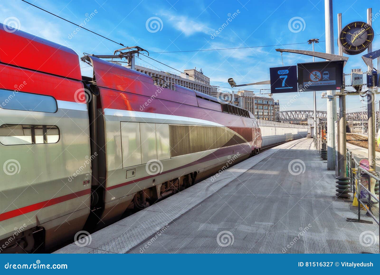 Modern Speed Passenger Train . Editorial Photography - Image of moving ...