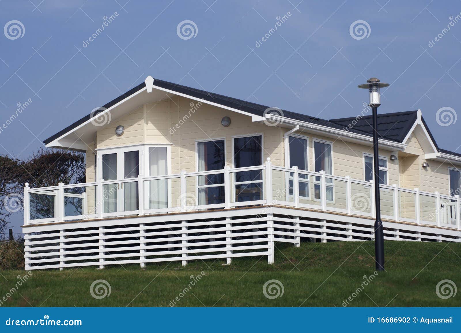 Modern Static Holiday Home. Stock Photo - Image of dacha, door: 16686902