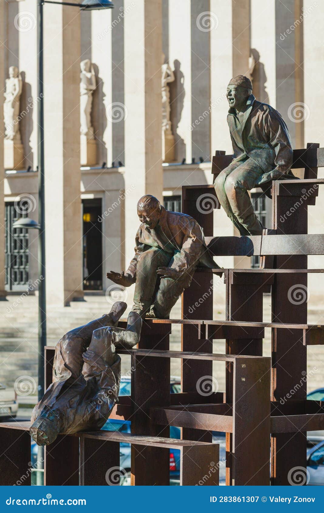 Modern statue editorial photography. Image of design - 283861307