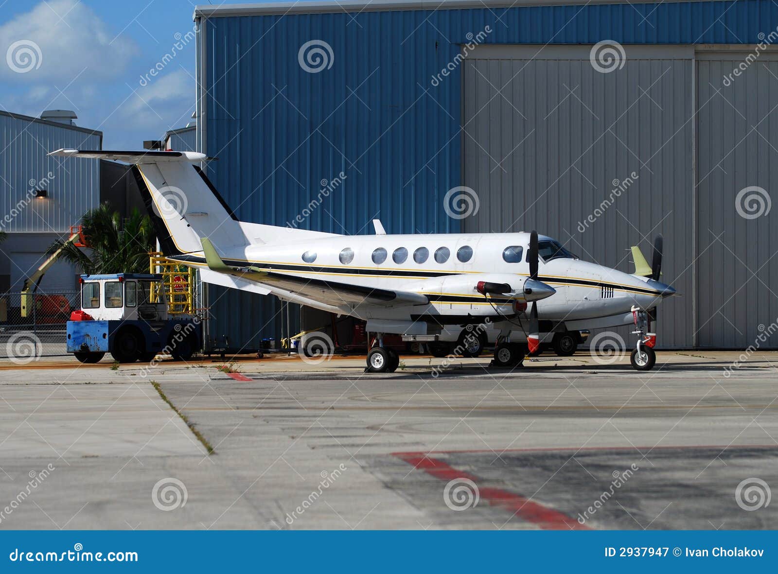 Modern Twin Engine Turboprop Stock Image - Image of plane, propeller ...