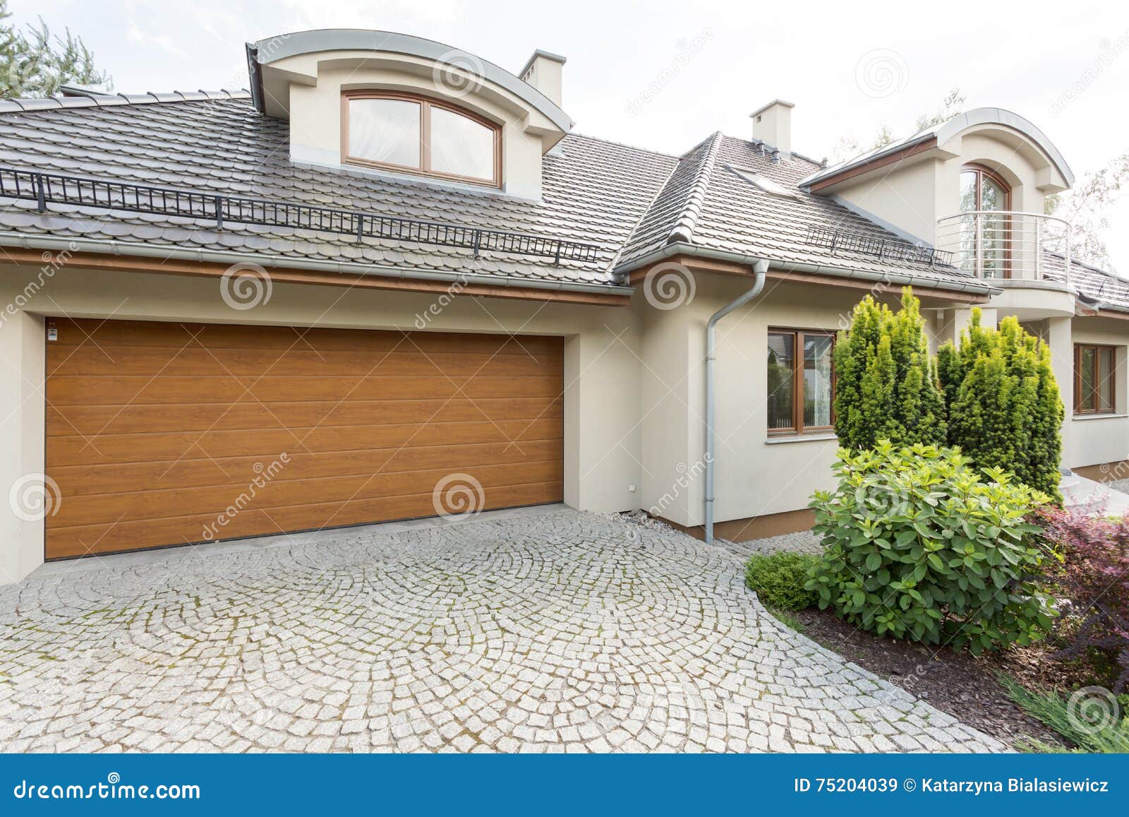 Modern Villa with Garage Idea Stock Image - Image of stone, garden ...