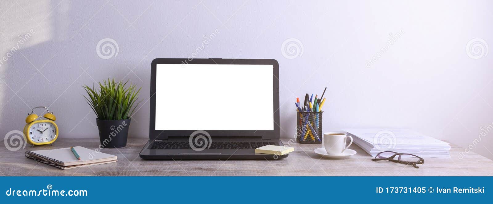 Mockup Desktop Computer Showing White Screen And Copy Space On Studio ...