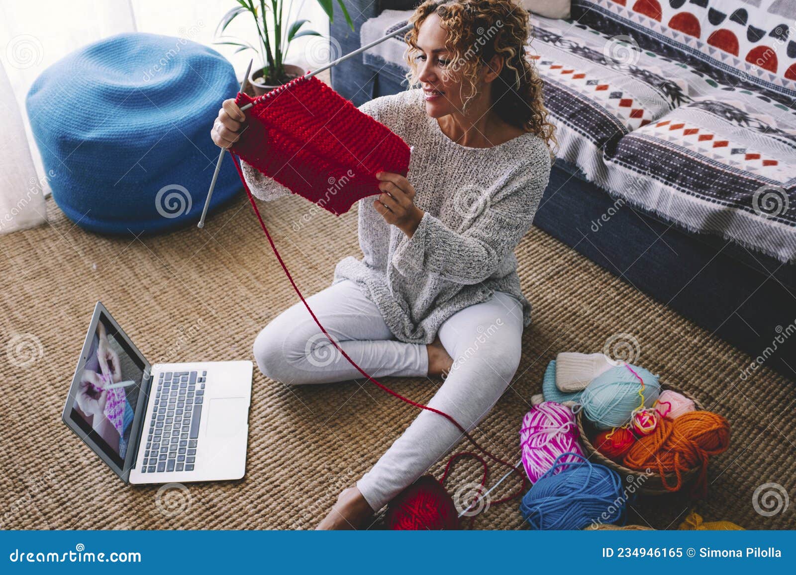 Modern Woman Do Knit Work at Home Thanks To Video Tutorial Online ...