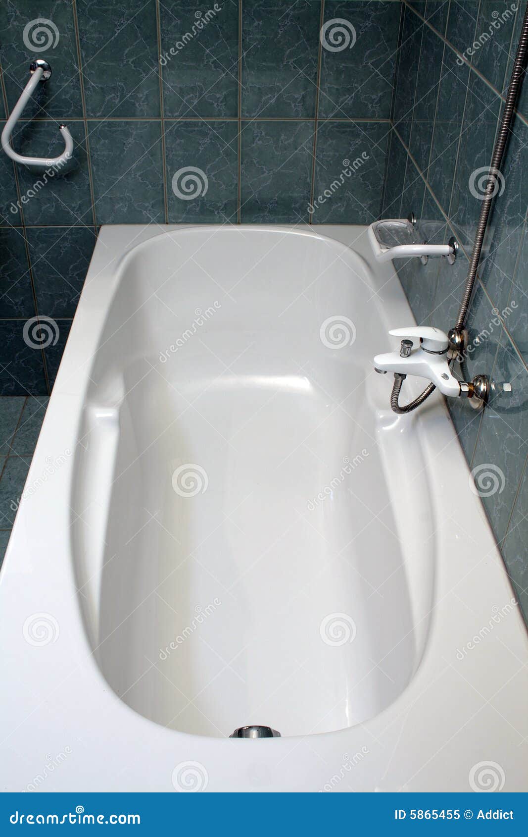 Moderne badkuip 2 stock afbeelding. Image of begrip, groen - 5865455