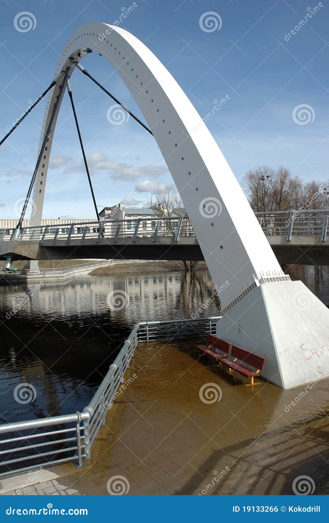 Moderne boogbrug stock foto. Image of taai, brug, ontwerp - 19133266