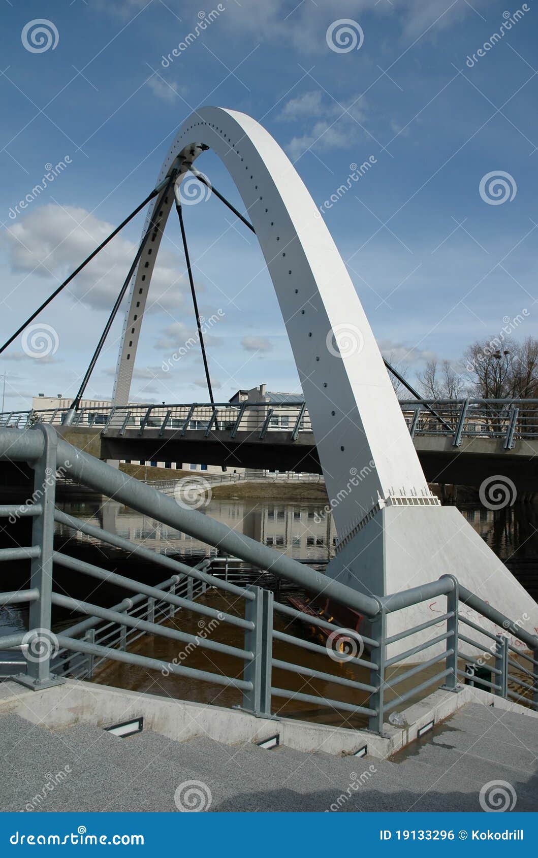 Moderne boogbrug stock foto. Image of sterk, versterkt - 19133296