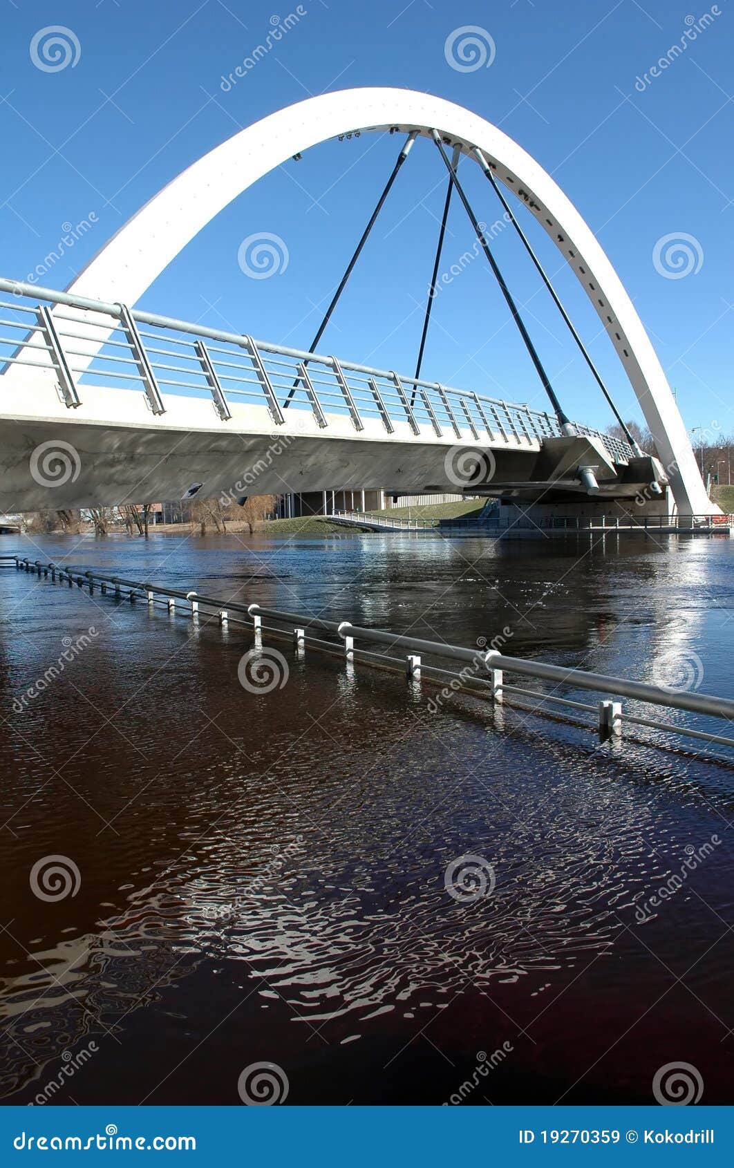 Moderne boogbrug stock afbeelding. Image of spectaculair - 19270359